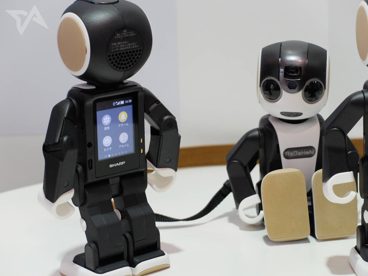 シャープの迷走が止まらない？人型ロボットの携帯電話「RoBoHoN」を発売（税込み21万3840円） | おにぎりまとめ